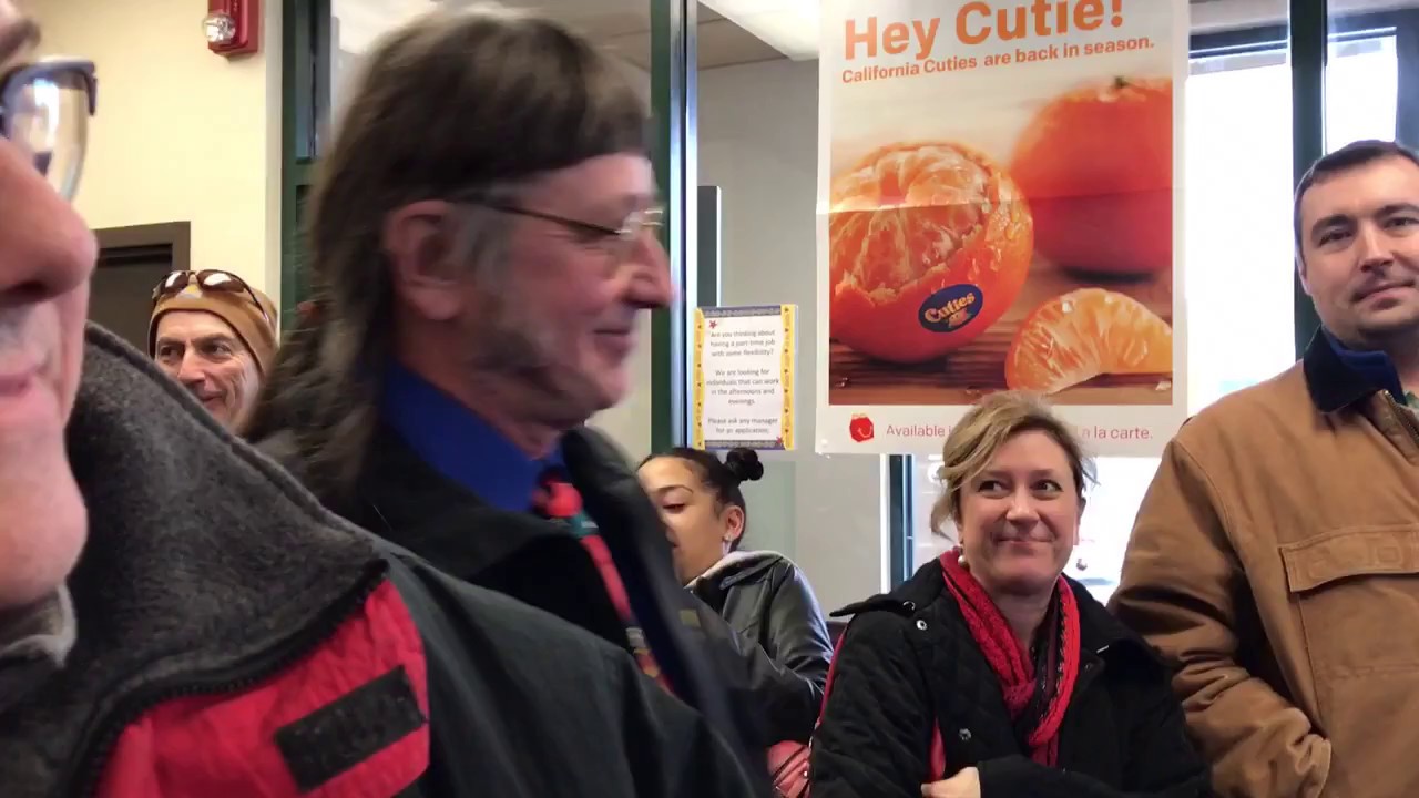 Don Gorske, a.k.a. the guy who has eaten 29,000 Big Macs, arrives - YouTube