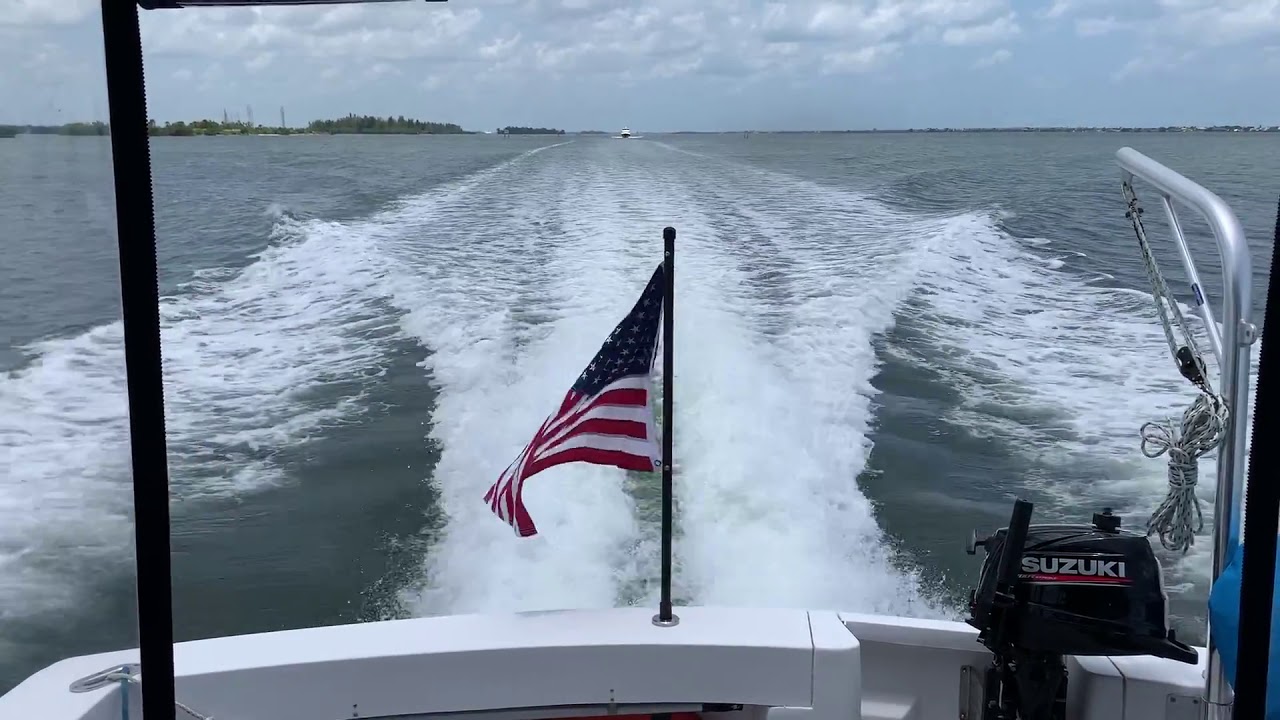 Mainship Pilot 34, full speed. - YouTube