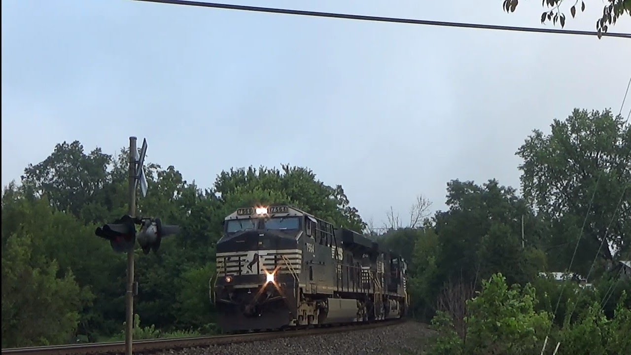 (NS Louisville District Railfanning) EB Mixed Freight Past Salt River Rd W/MRLX Baggage Car ...