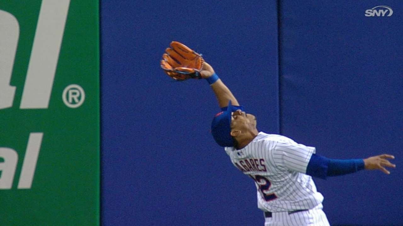 Lagares makes a fine over-the-shoulder catch - YouTube