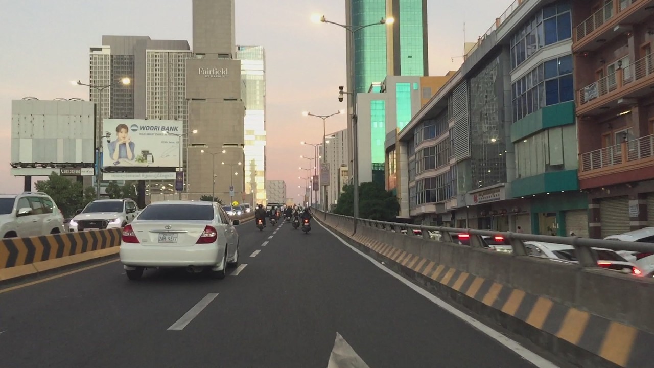 In the evening in Phnom Penh, take Street 271 to see the daily ...