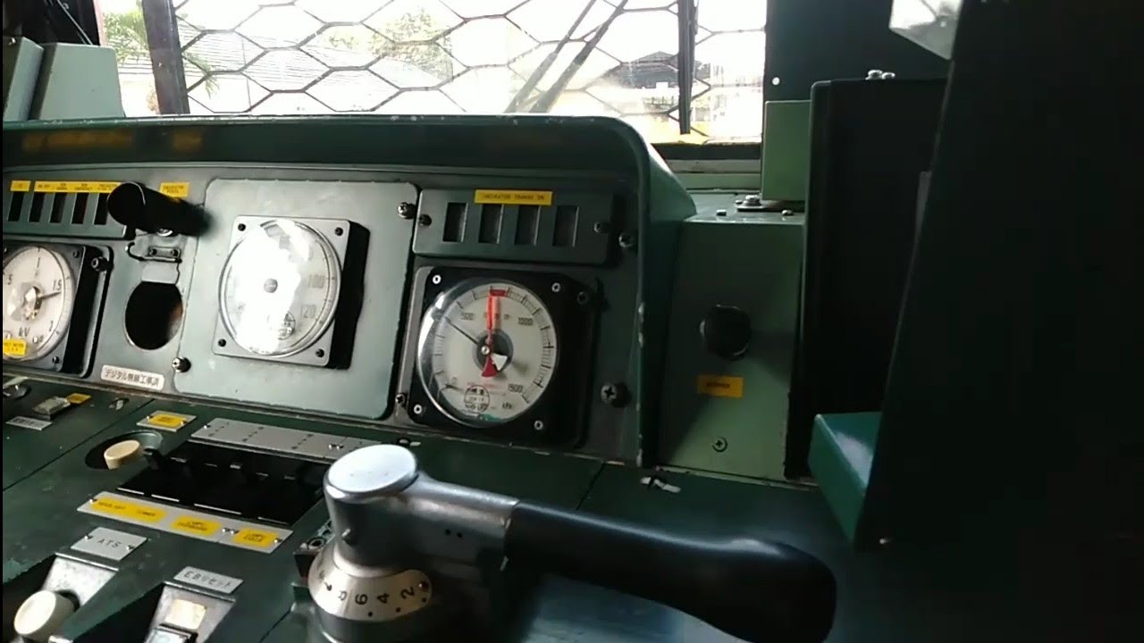 Melihat Ke Dalam Kabin Masinis Kereta Krl Commuterline Tempat ...