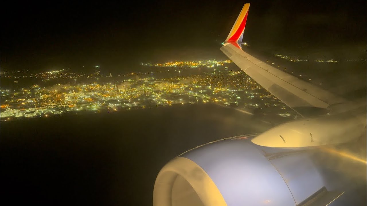 Southwest Boeing 737-700 Night Landing Louis Armstrong New Orleans Intl ...