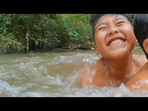 Mandi di Sungai Tandon