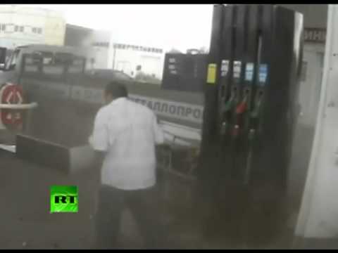 Lucky MISSED: Russian man missed the DEATH Crash at the gas station