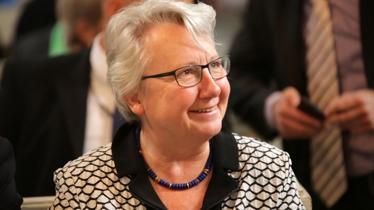 Annette Schavan | "Mit Luther zum Papst" | Luther auf Bibel TV - YouTube