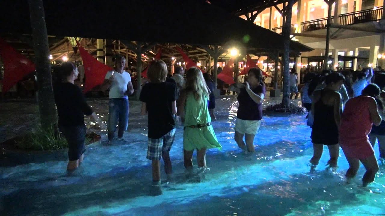 Mauritius 2014 - hotel La Plantation - the water disco 1.2.2014 - YouTube