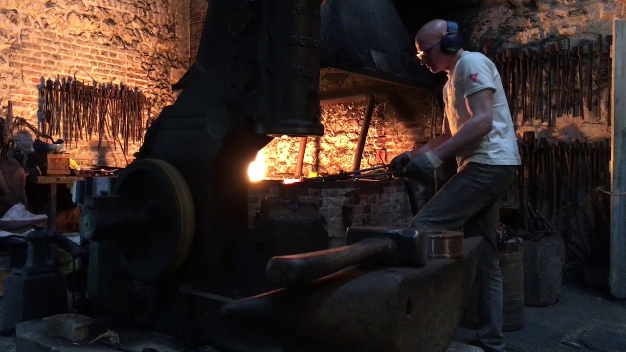 Le travail de forgeron présenté au musée Expotec 103 de Rouen - YouTube