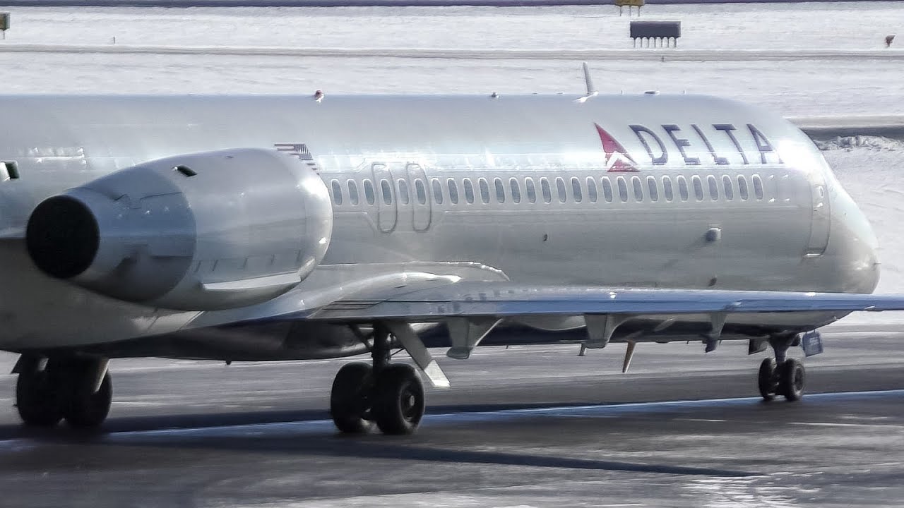 LAST 717 EVER BUILT | Delta 717-200 [N939AT] Landing and Taxi at ...