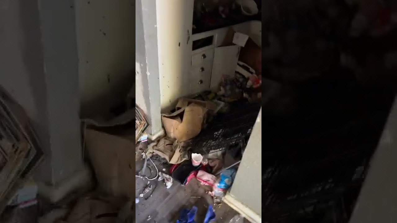 DISGUSTING HOARDER HOUSE/TRAP 😷🤢 - YouTube