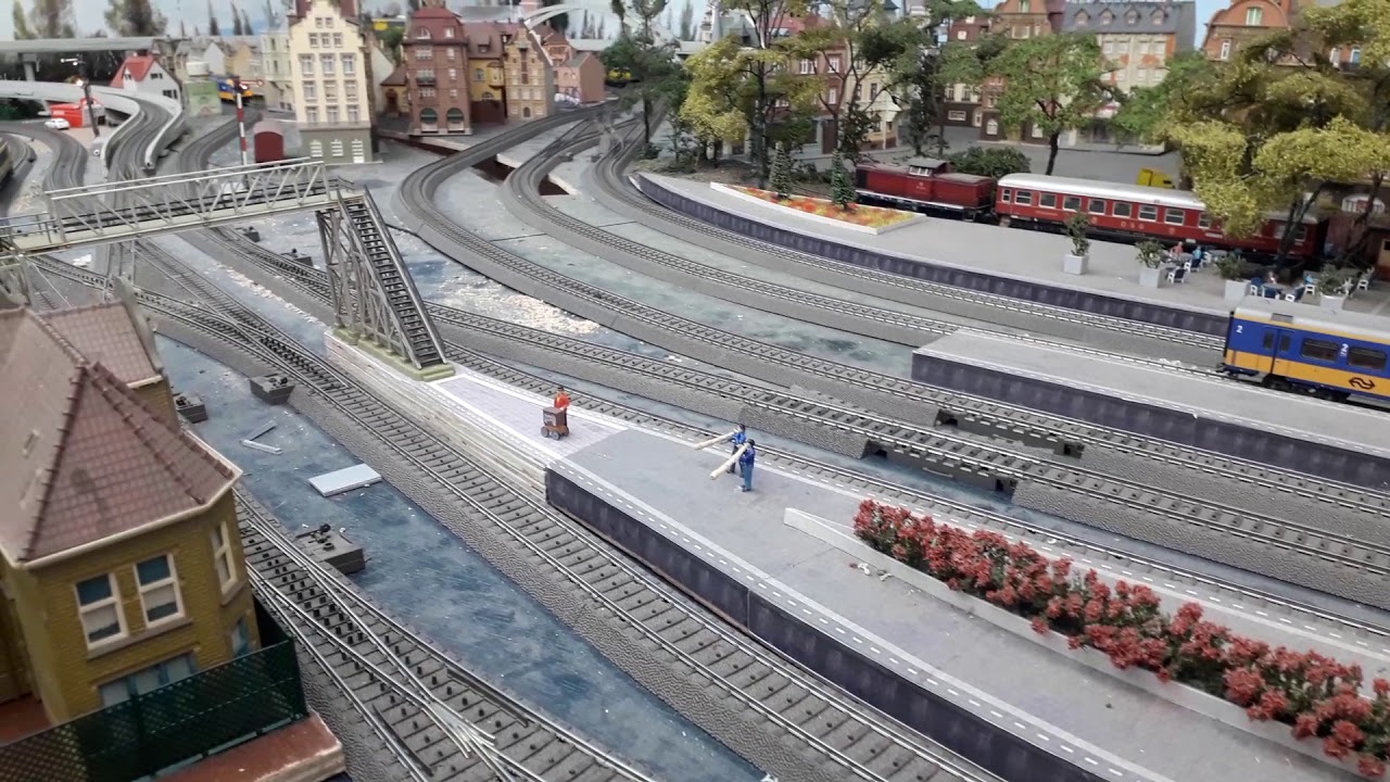 10 marklin locs zonder problemen de baan op - YouTube