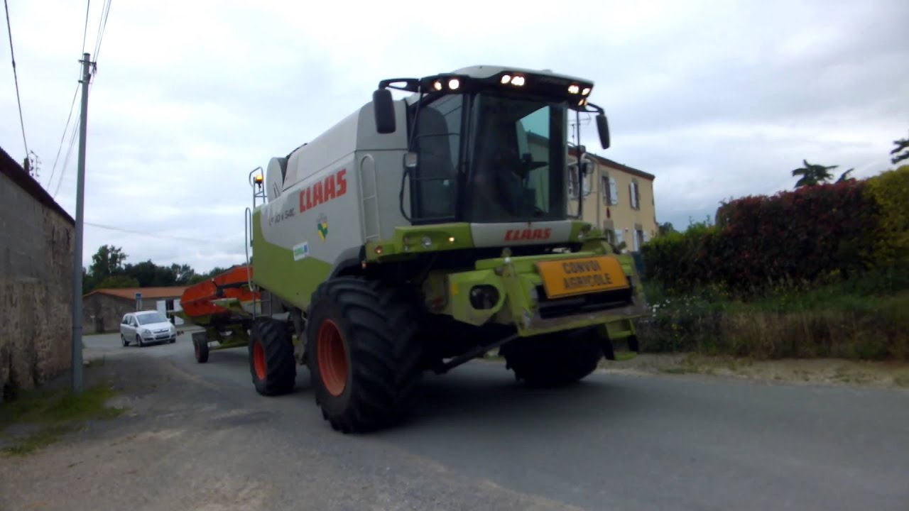 moissonneuse-batteuse Claas sur la route - YouTube