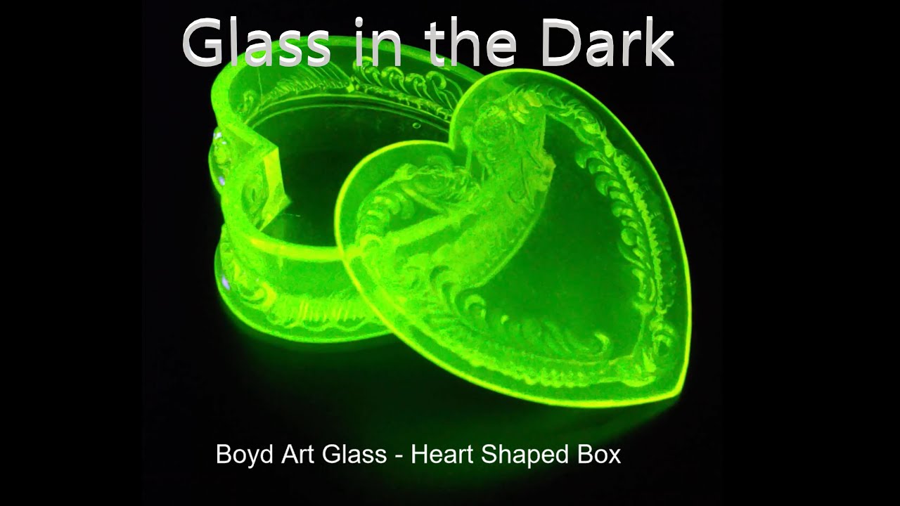 Glass in the Dark 💚 Boyd Art Glass Heart Shape Box with lid 💚 Uranium ...