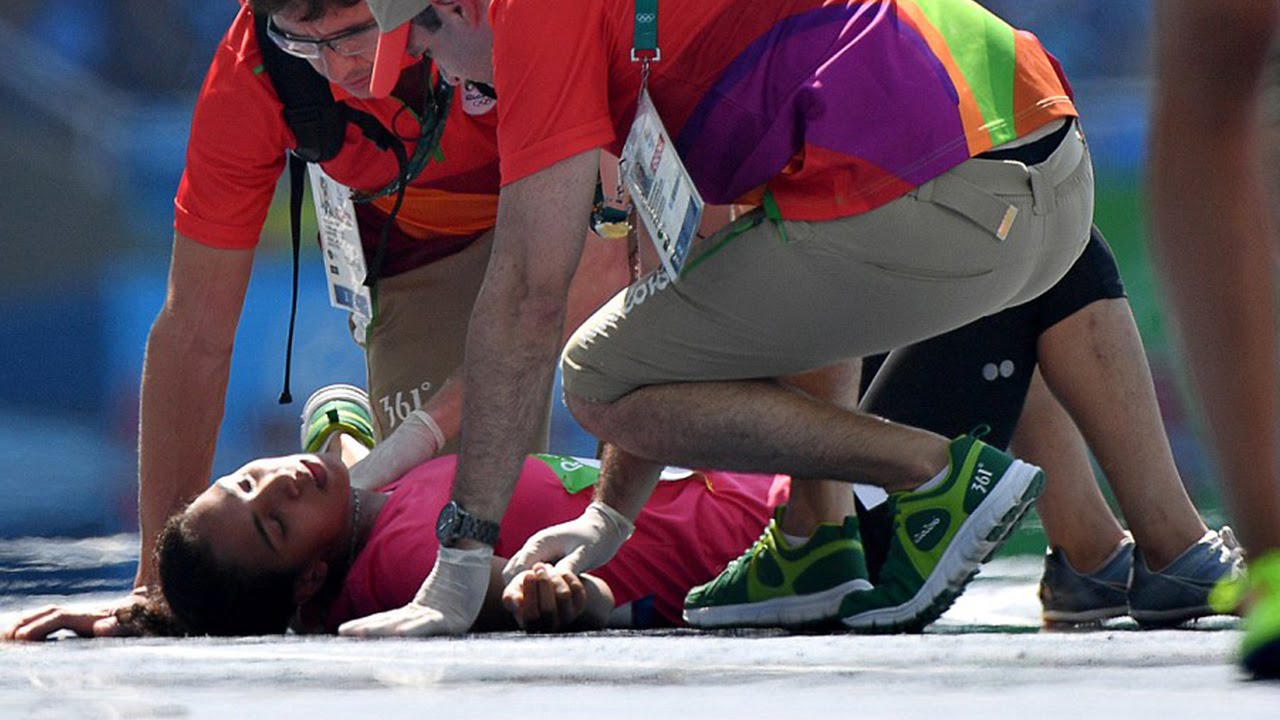 Egyptian runner Collapses in sweltering 32C stadium during women's 800m ...