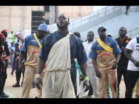 Touss Modou Lô contre Boy Niang 2 - LE ROI DES ARÈNES enflamme l'arène ...