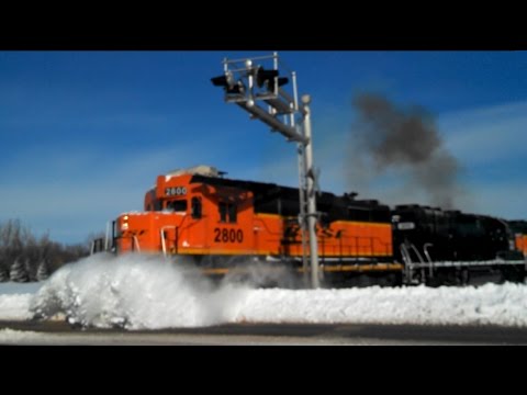 BNSF 2800 Blasting Through Snow - YouTube
