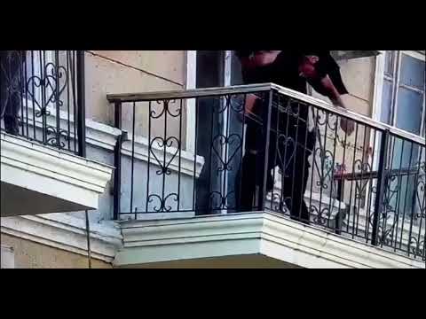 Bakıda polis özünü oda atdı - Vətəndaşı yanan evdən son anda xilas etdi