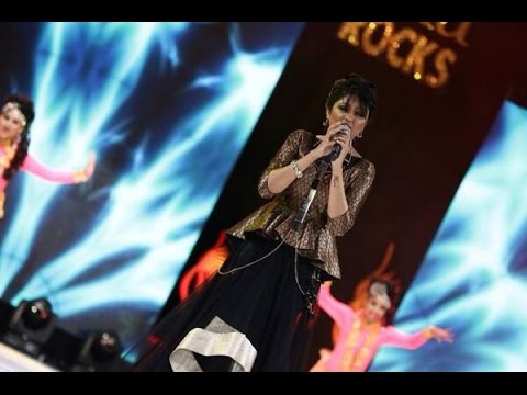 Singer Bhoomi Trivedi Singing Ram Chahe Leela Live Performance - YouTube