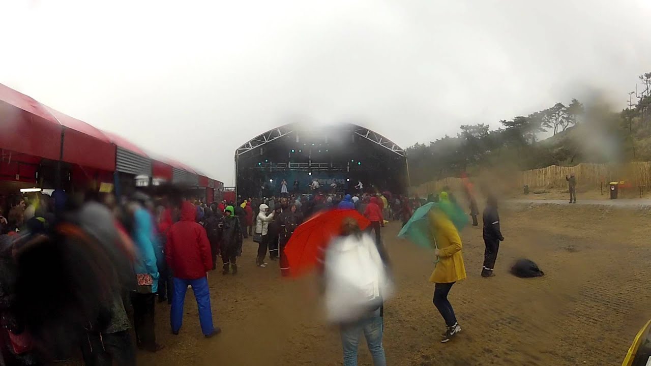 Mr. Wallace trotseert het noodweer @ Oerol @ groene strand - YouTube
