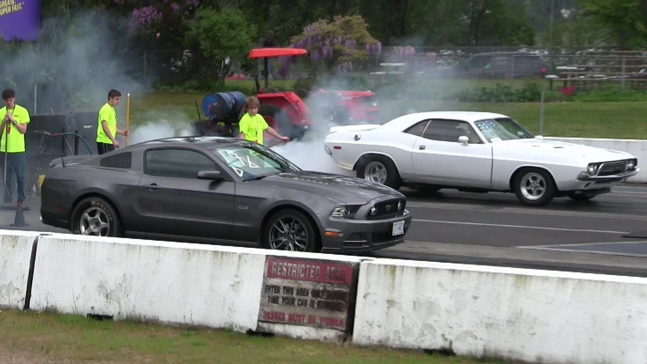 1972 Dodge Challenger vs modern Mustang GT 5.0-drag race - YouTube