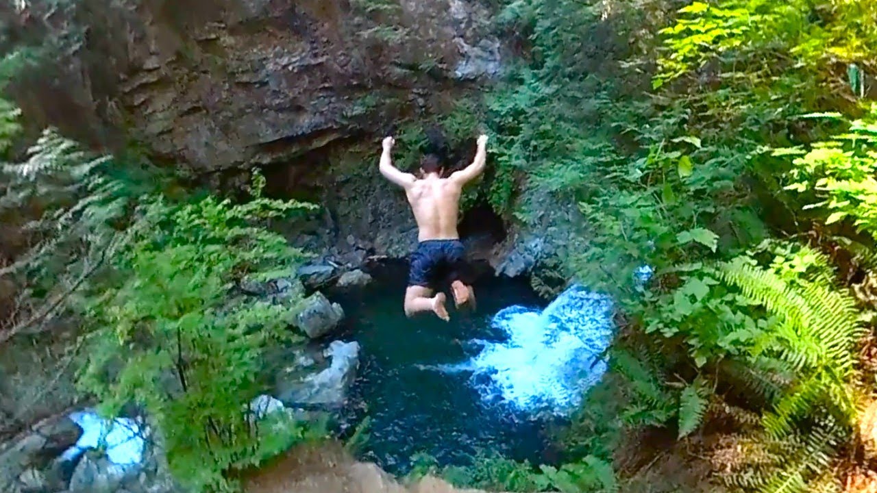 Lynn Canyon Cliff Jumping & 30ft Pool | 360 Camera - YouTube