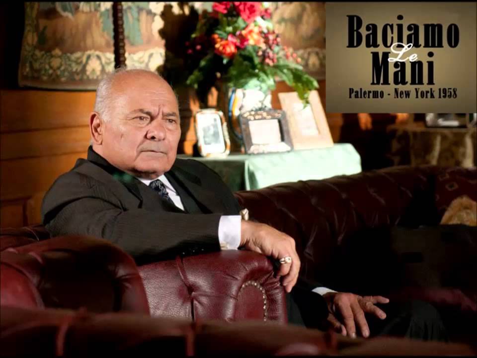 Baciamo le mani - Don Gillo non perdona - YouTube