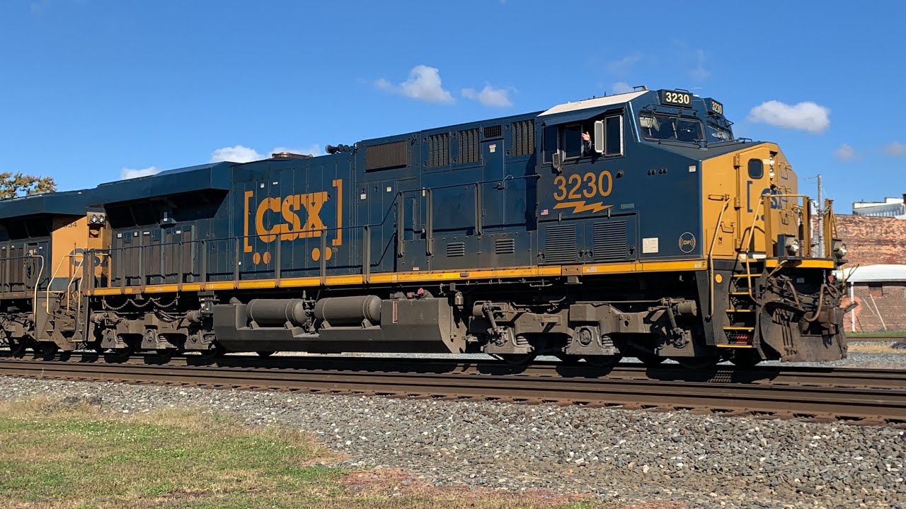 CSX I010-30 with 3230 Leading - YouTube