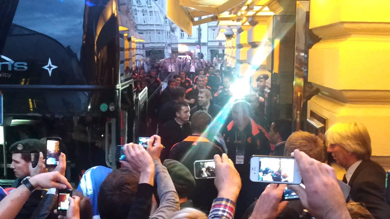 Chelsea team bus arriving at Munich-May 18th 2012 - YouTube