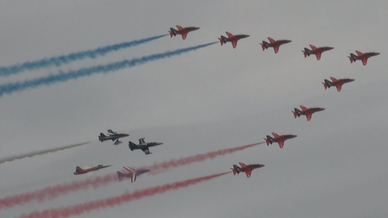 Red Arrows 50th anniversary Flypast at RIAT 2014 - YouTube