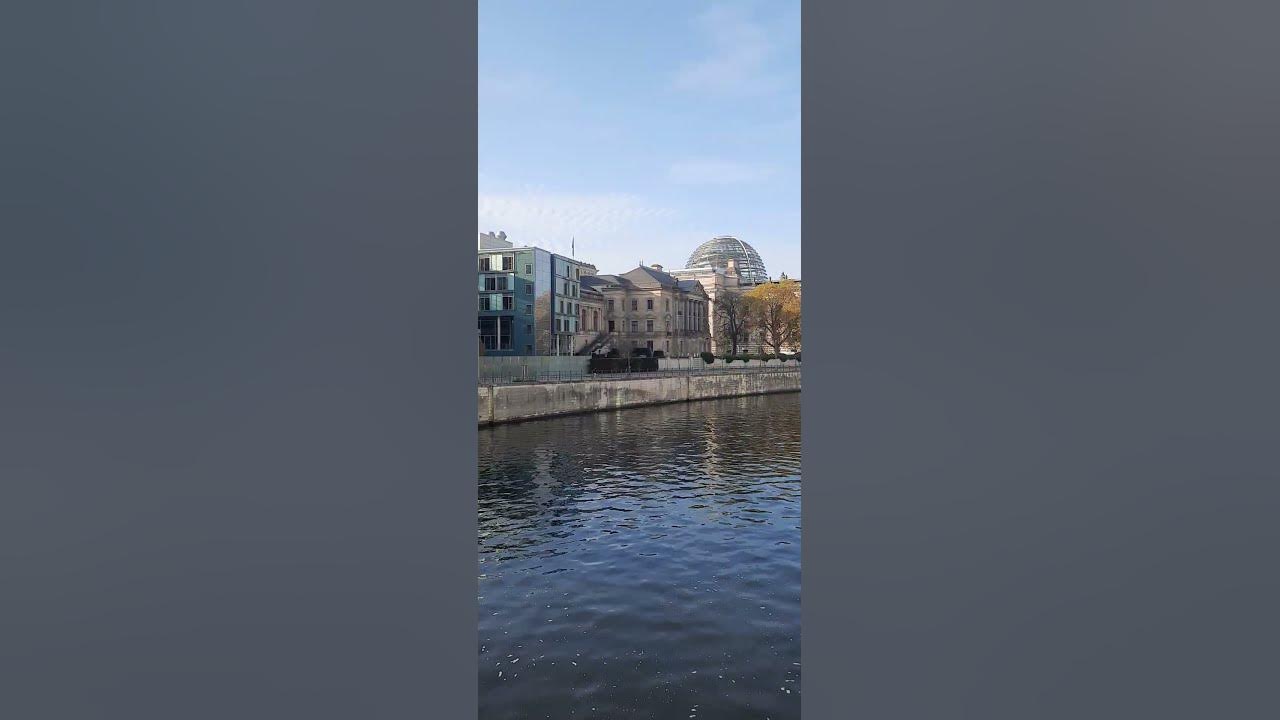 Улицы города Берлина. Недалеко от Рейхстага. Ноябрь 2022 года. Германия ...