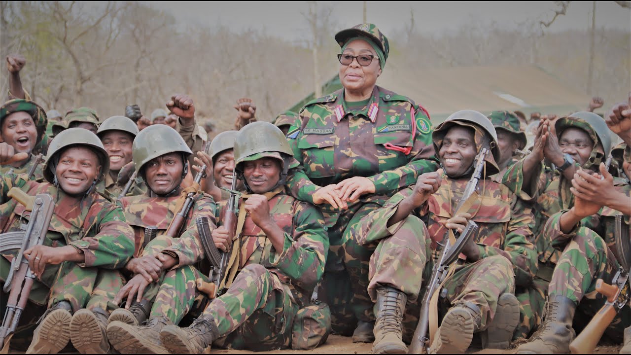 RAIS SAMIA KATIKATI YA JESHI LA JWTZ HAIBUKA NA KOMBATI ZA KIJESHI ...