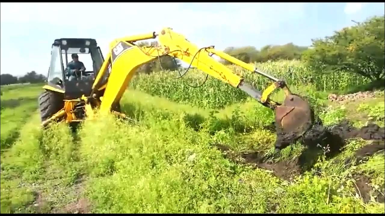 RETROEXCAVADORA avivando ZANJA en sembradíos - YouTube