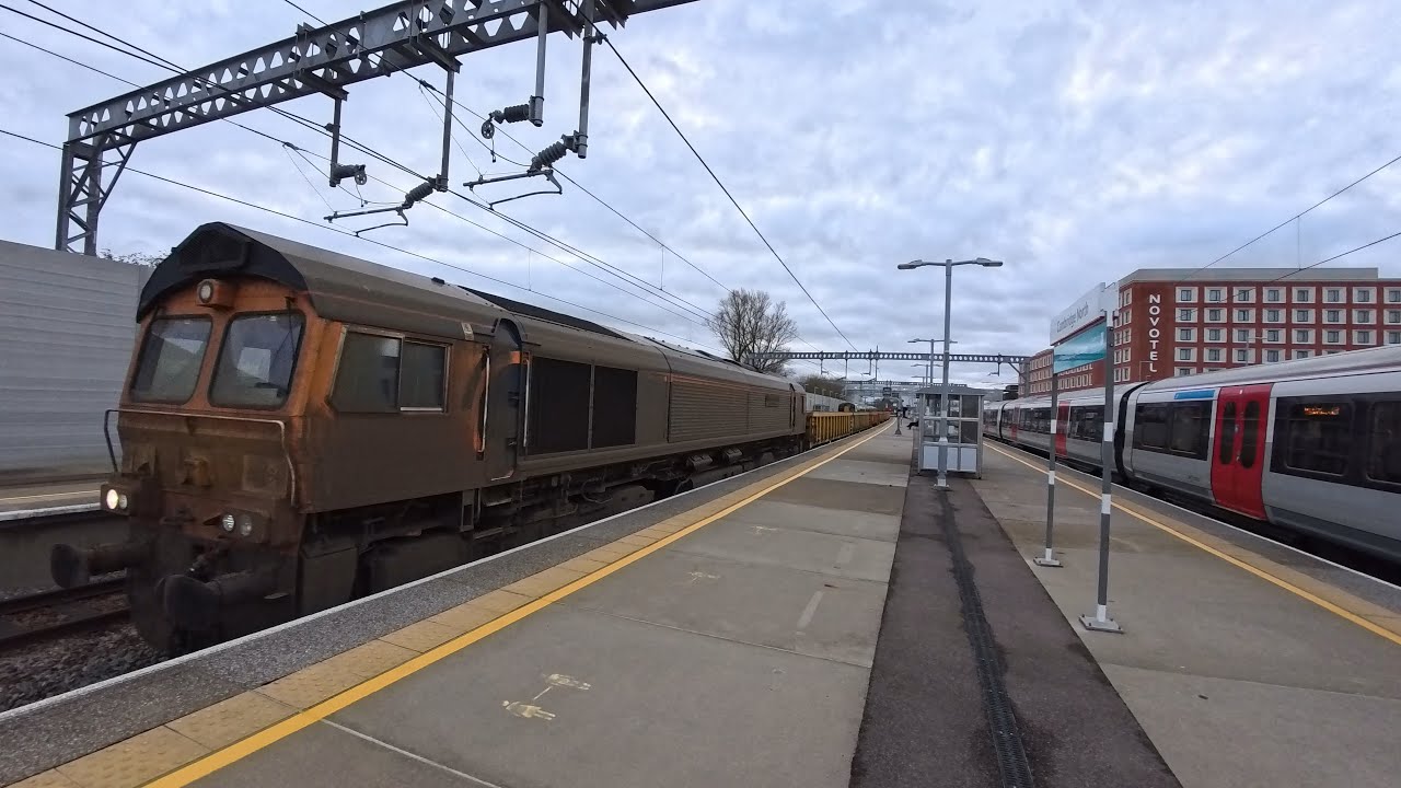 A very grubby GB Railfreight 66764 'Major John Poyntz - Engineer ...