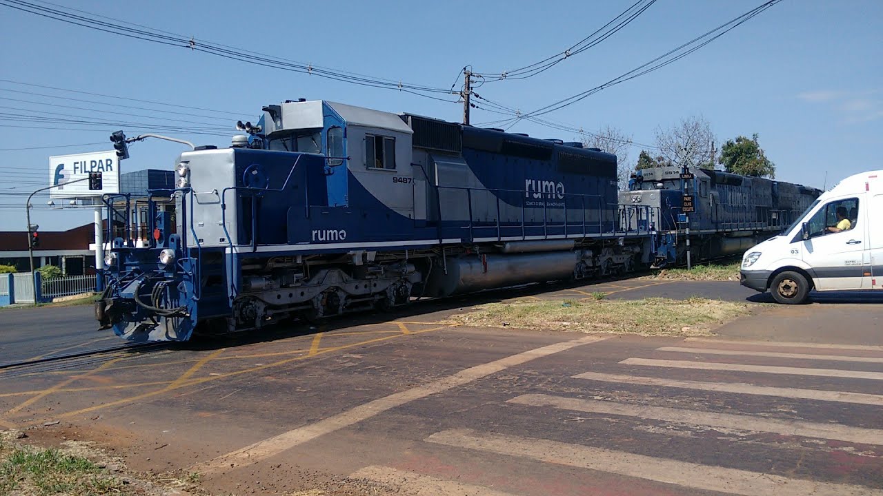 Trio Sd40 + Dash9 rumo com vagões graneleiros - YouTube