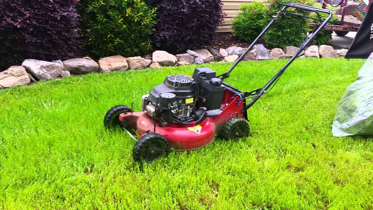 Exmark Comercial 21 X Series cutting grass. - YouTube