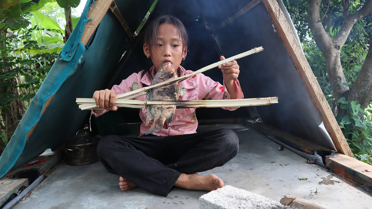 Orphan girl goes fishing for food - Orphan girl's life - YouTube