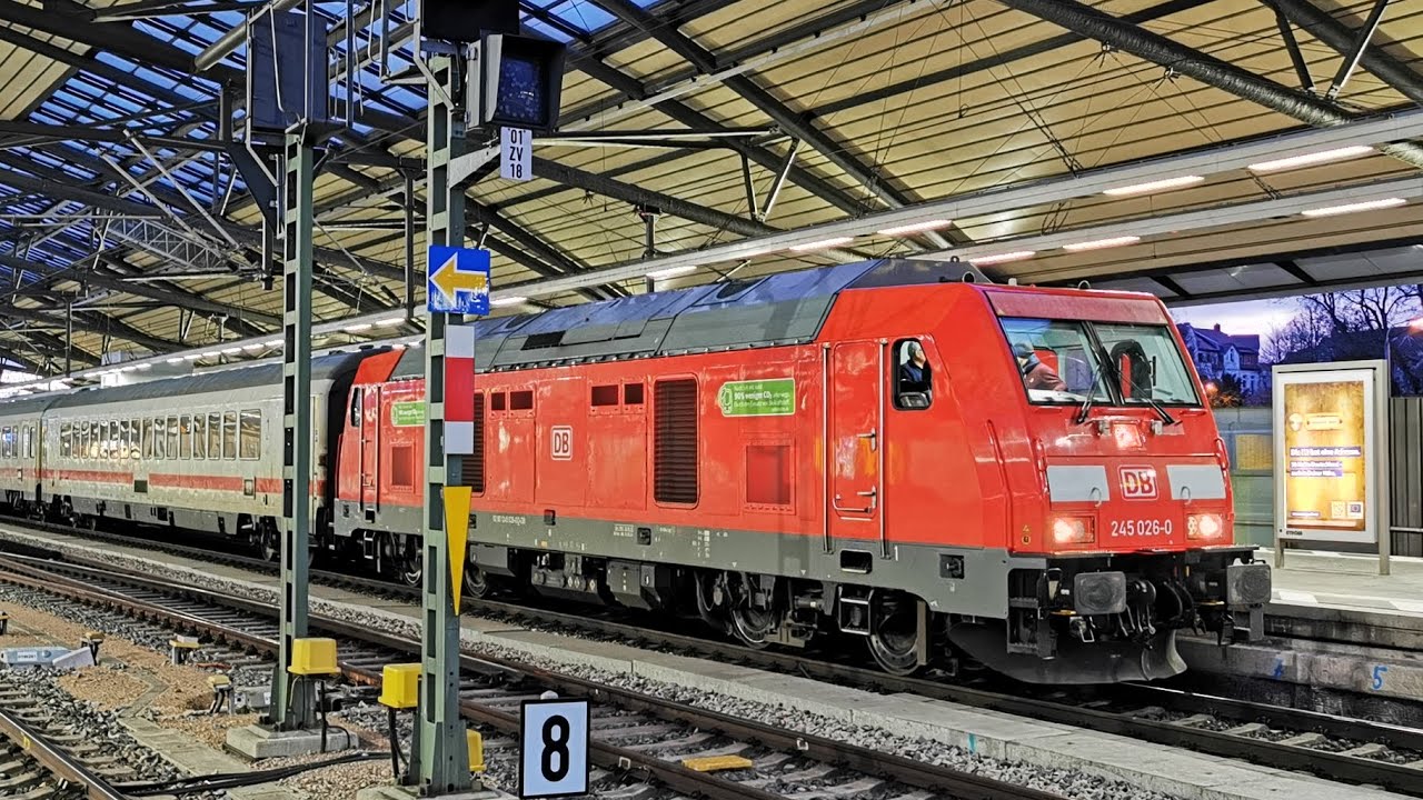 Auch nicht jeden Tag zu sehen! Eine Bombardier 245 schiebt einen IC ...