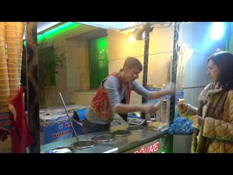 Turkey, Istanbul, Istiklal Caddesi: Dondurma show Турция, Стамбул, Истикляль, Шоу от мороженщика