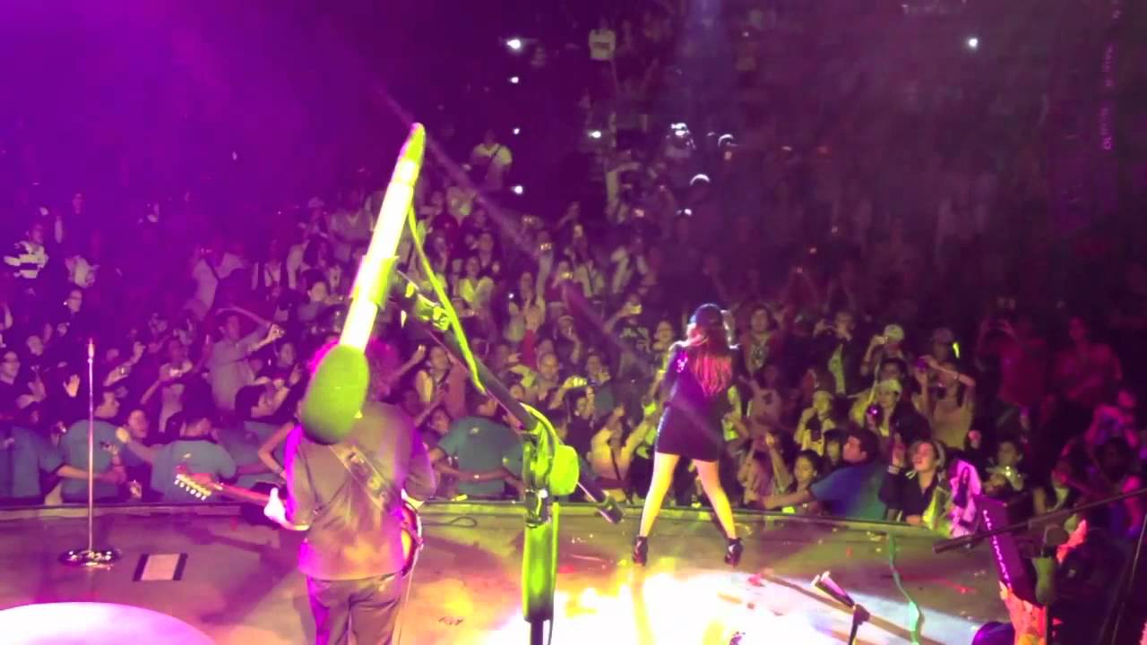 Dulce Maria en Venezuela Behind the Scenes - YouTube