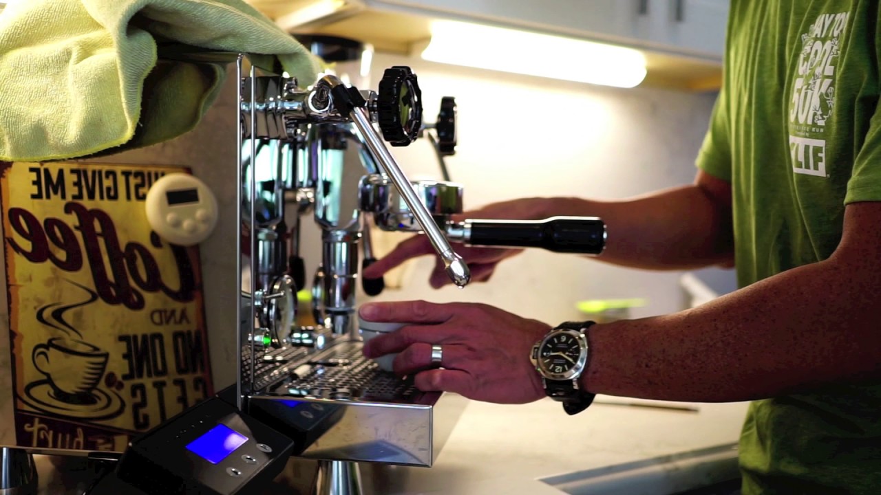 Espresso and Steaming milk simultaneously on Rocket R60 V - YouTube