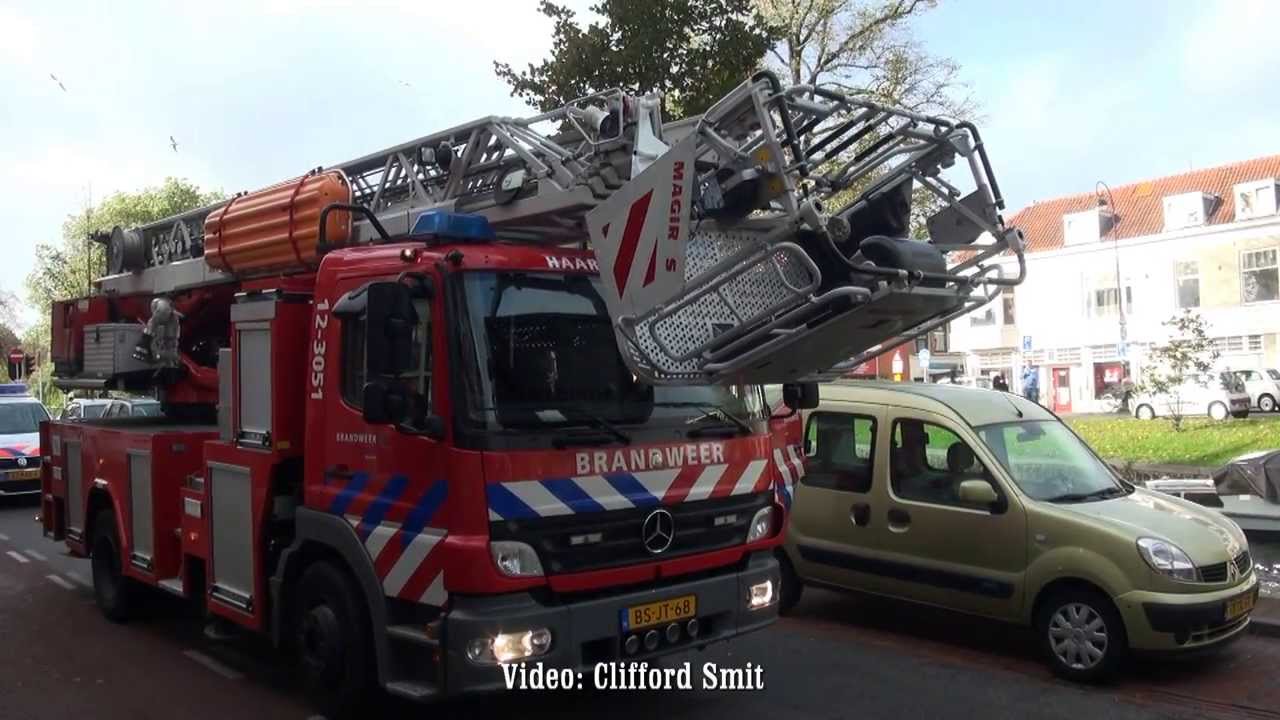 Autoladder in storing tijdens inzet stormschade kampersingel Haarlem ...