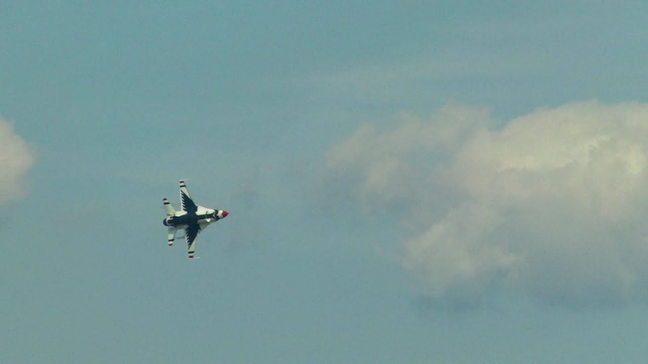 Thunderbirds Half Cuban Eight (Andrews AFB Air Show 2015) - YouTube