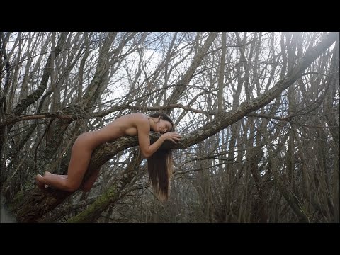 Pedroche aparece desnuda y desorientada en la naturaleza en el nuevo spot de las campanadas