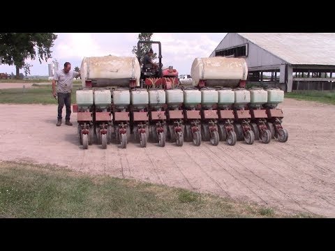 15 Inch Row Corn Planter | Flat Tire on Tractor - YouTube
