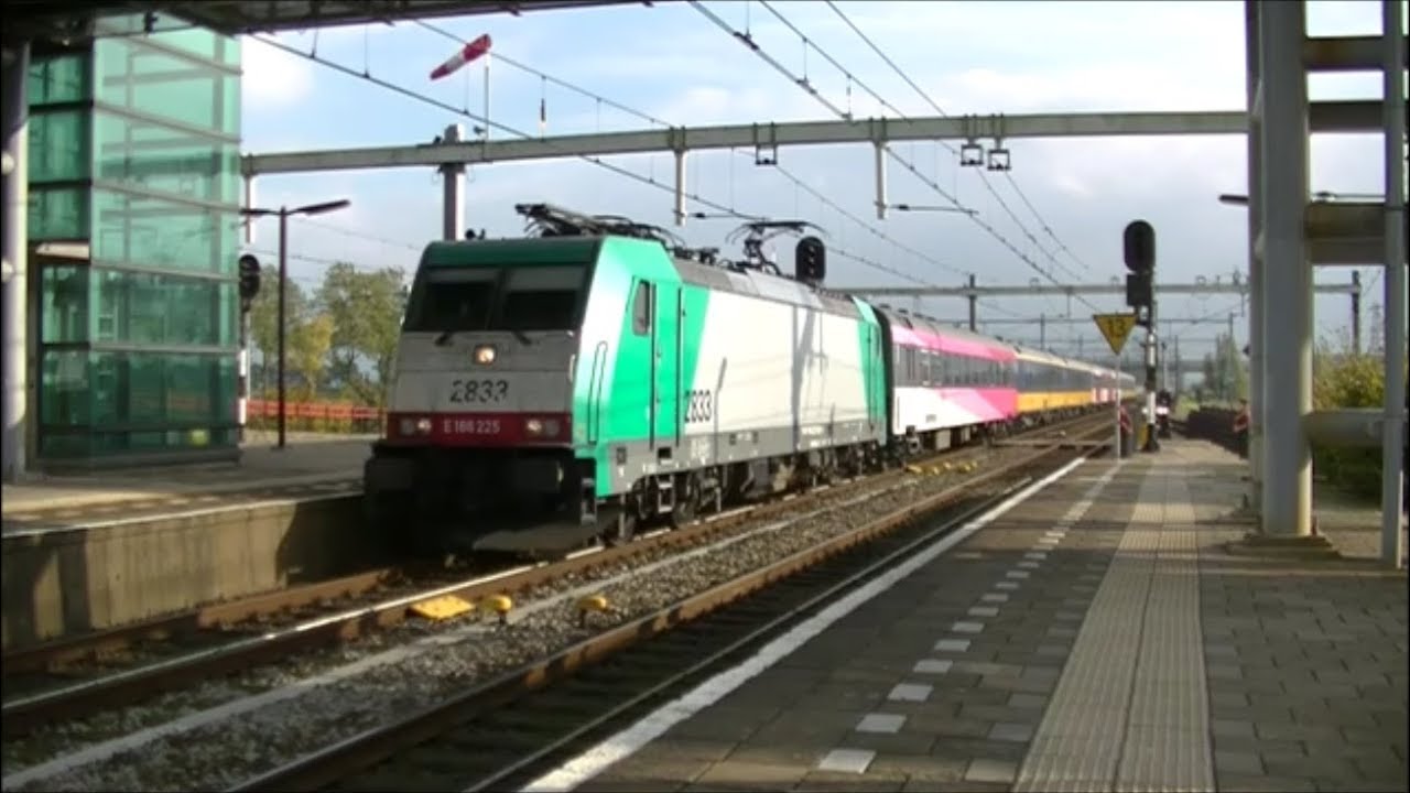 NMBS 2833 komt met een IC Brussel door station Lage Zwaluwe - YouTube