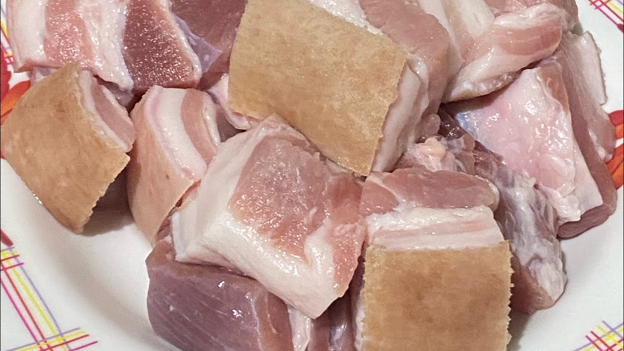 Sinigang na baboy ( Stewed Pork belly with tamarind broth) - YouTube