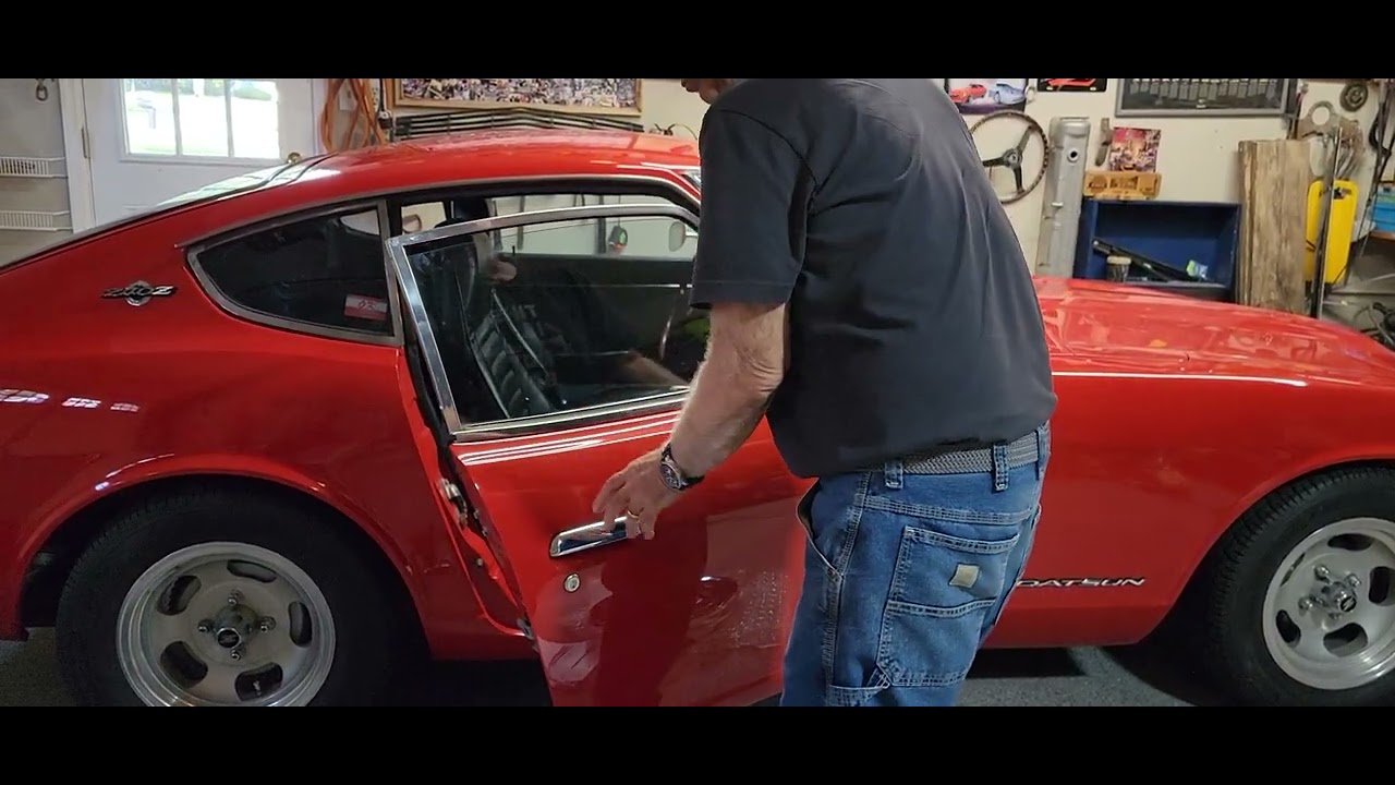 doors closing 240z - YouTube