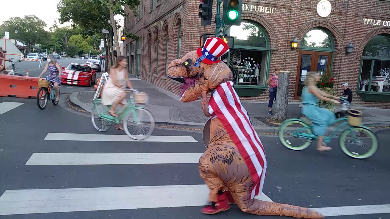 The Downtown Disco Dinosaur. - YouTube