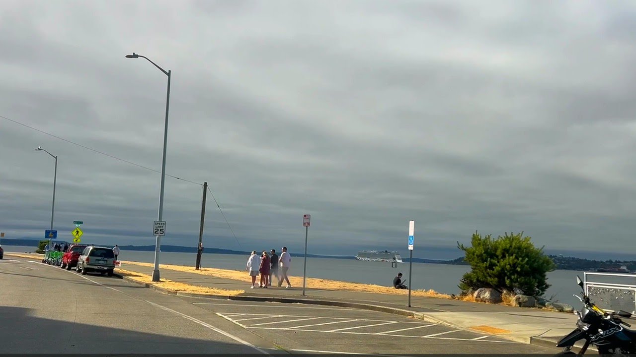 Street view to Alki beach and Water front ទិដ្ឋភាពតាមផ្លូវទៅអាលខាយប៊ិច ...