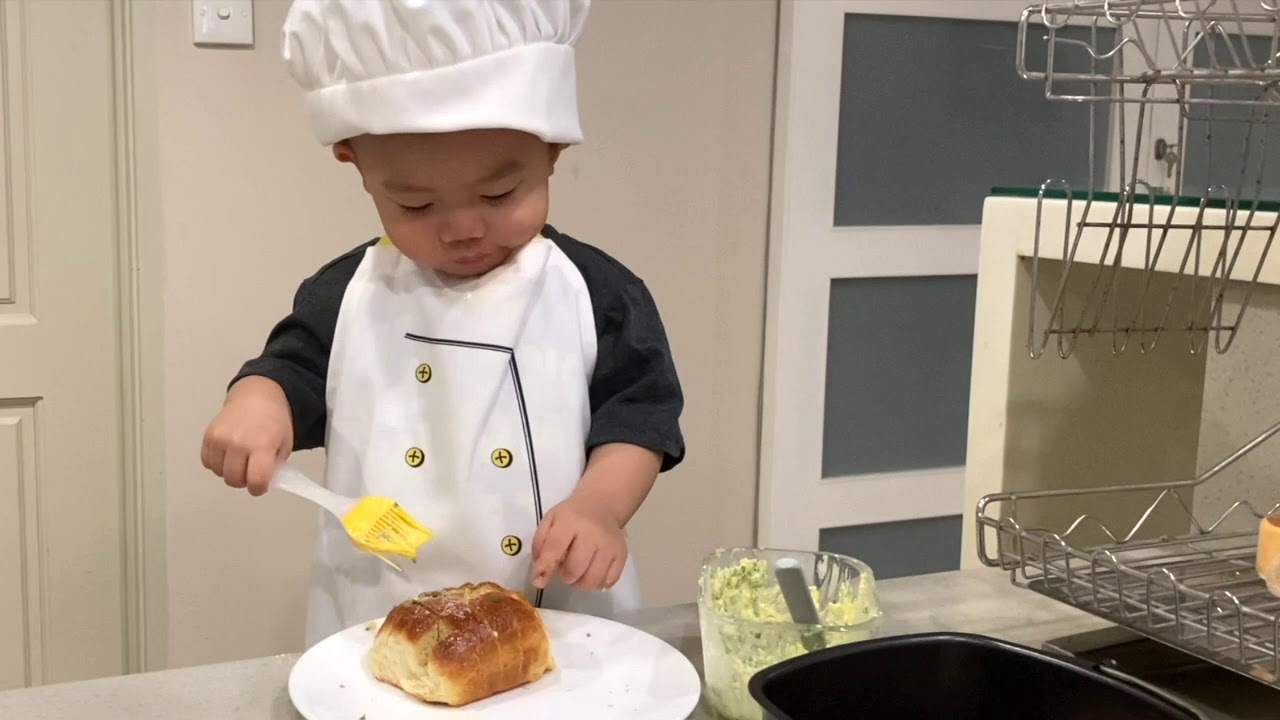 CHEF REI MAKES CHEESY GARLIC BREAD... | ROTI BAWANG BOLONG BOLONG ALA ...